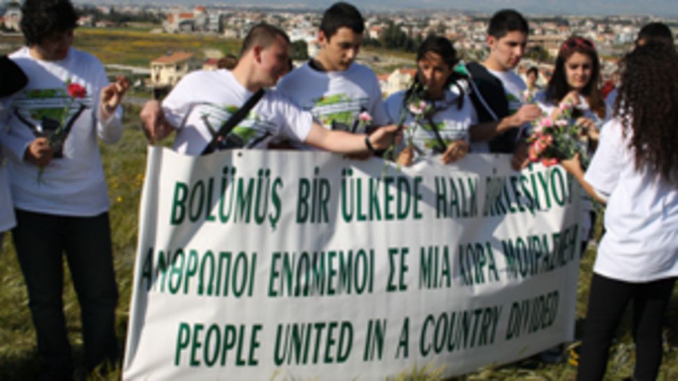 Greek and Turkish youth remember Cyprus conflict dead - BBC News