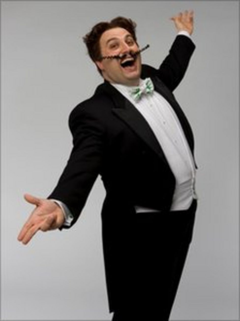 Go Compare's Wynne Evans delight at Phantom role - BBC News