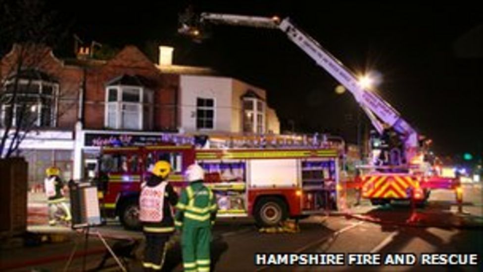 Family and pets rescued from Southampton flat fire - BBC News