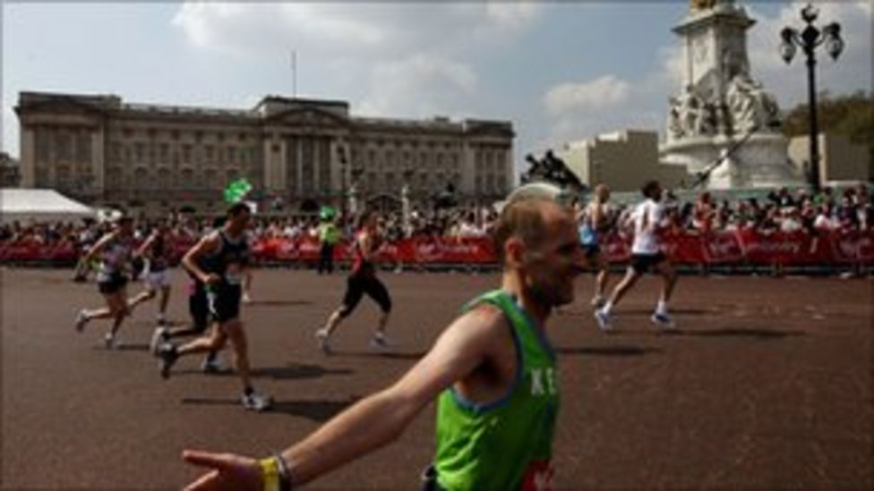 London marathon: Thousands join record-breaking elite - BBC News