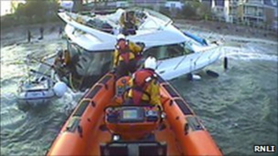 Lifeboat rescues sinking boat off Jersey's east coast - BBC News