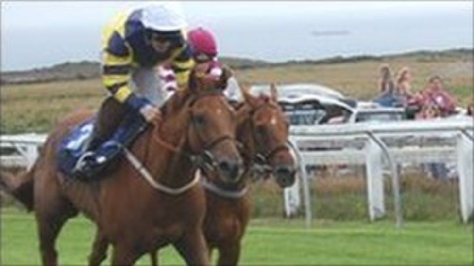 Les Landes racecourse gets new disabled stand - BBC News