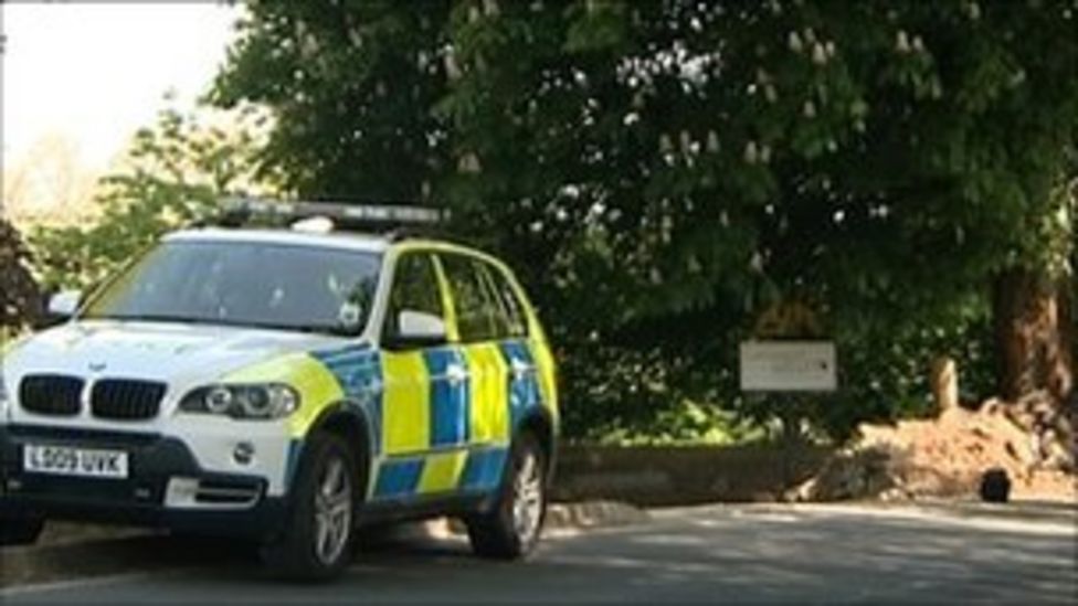 Cornwall crash leaves two men dead and three injured - BBC News