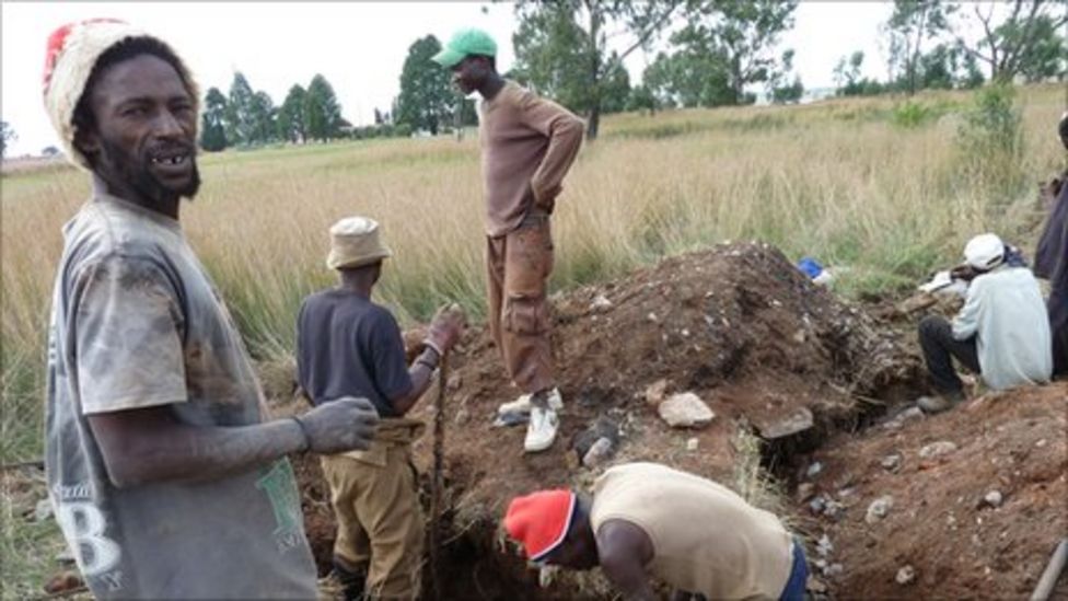 South Africa: Illegal miners trapped after accidents - BBC News