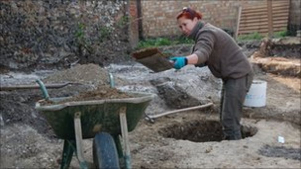 Dig uncovers medieval industries in Bury St Edmunds - BBC News