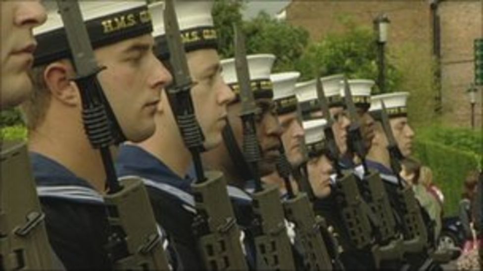 HMS Gloucester crew stage final freedom march - BBC News