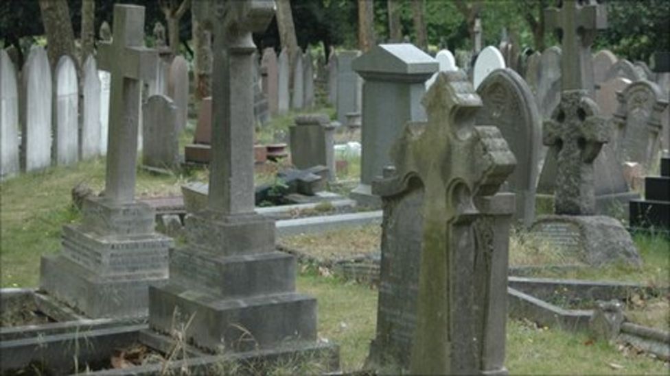 Staffordshire cemetery experiment creates extra burial plots - BBC News