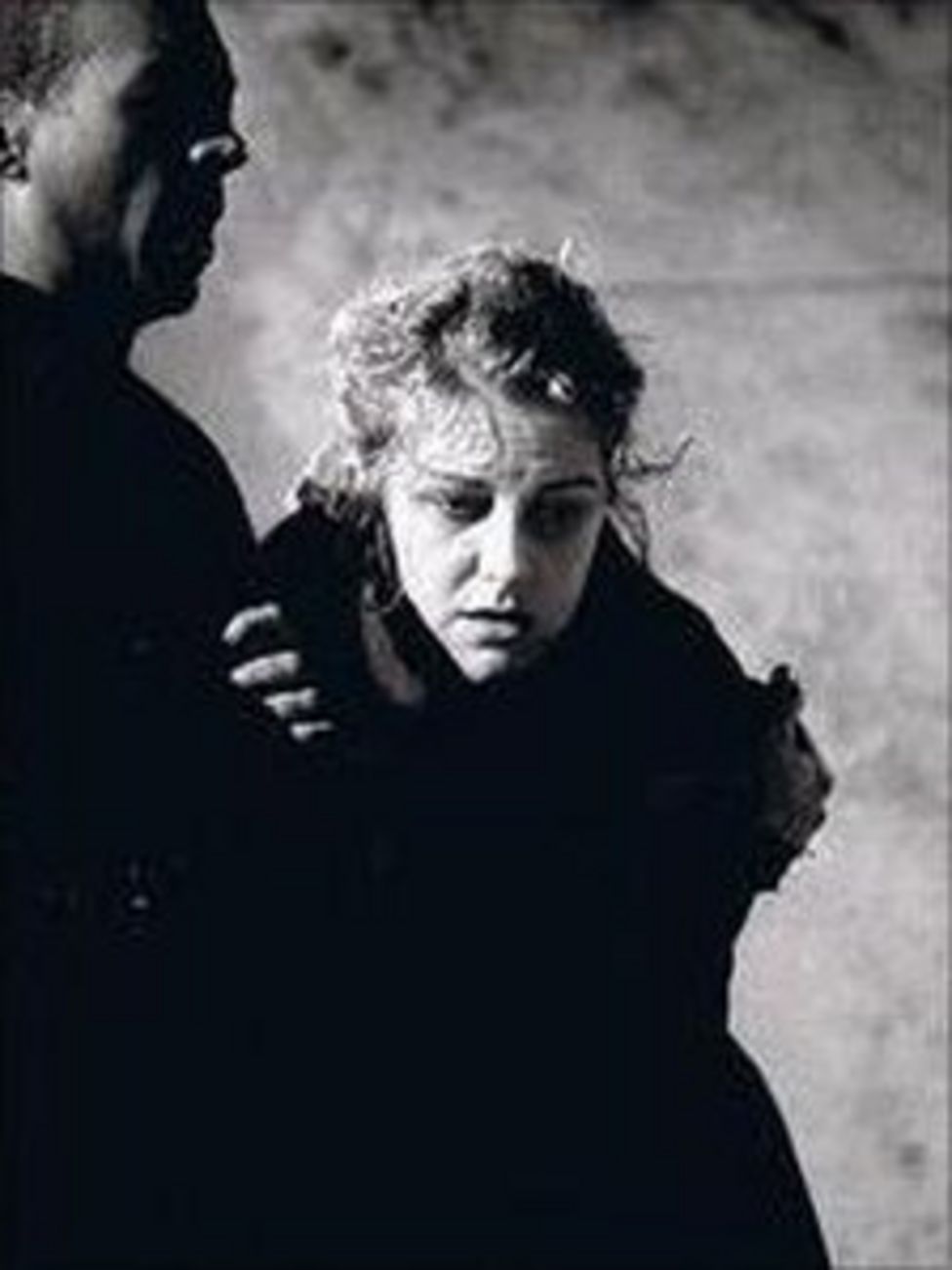 Hull opera singer Sarah Rhodes to make home city debut - BBC News