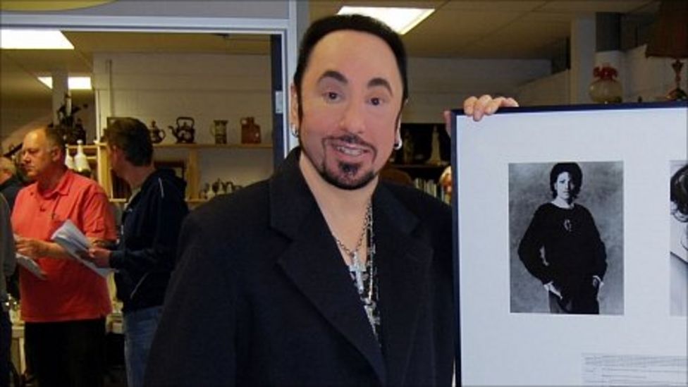 Tower poppies artist Paul Cummins receives honorary degree - BBC News