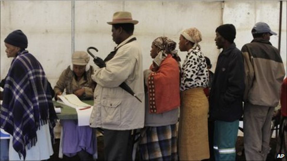 South Africans vote in crucial local elections - BBC News