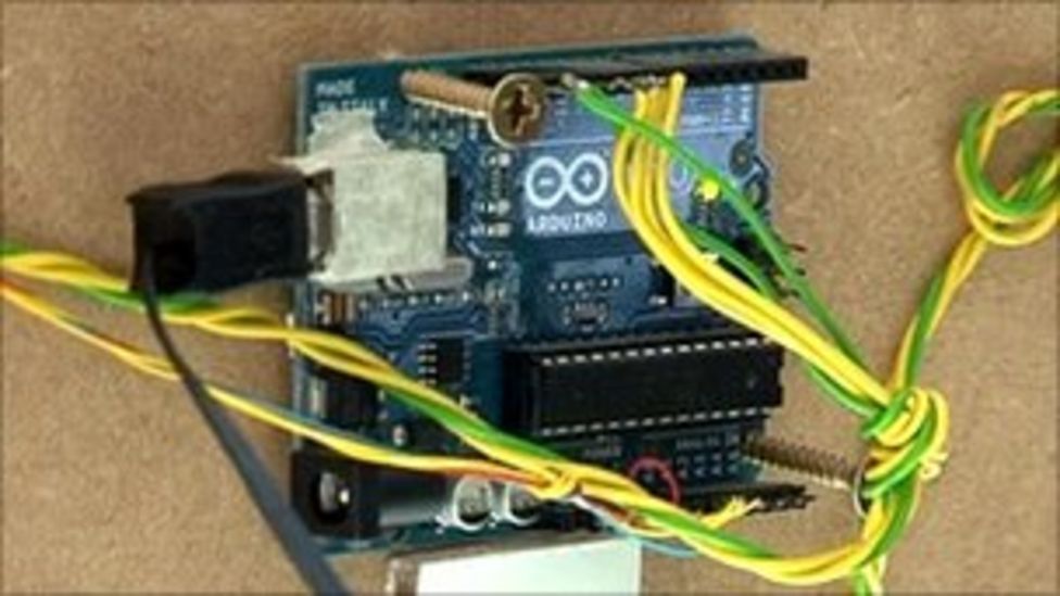 Tech Know: Etch A Sketch and robotic swarms at FutureEverything - BBC News