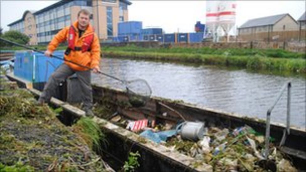 Lancashire canal clean-up 'aids regeneration' - BBC News