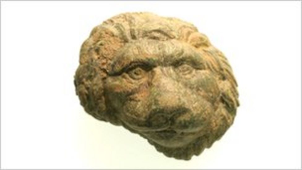 Runcorn dig uncovers medieval lion head - BBC News