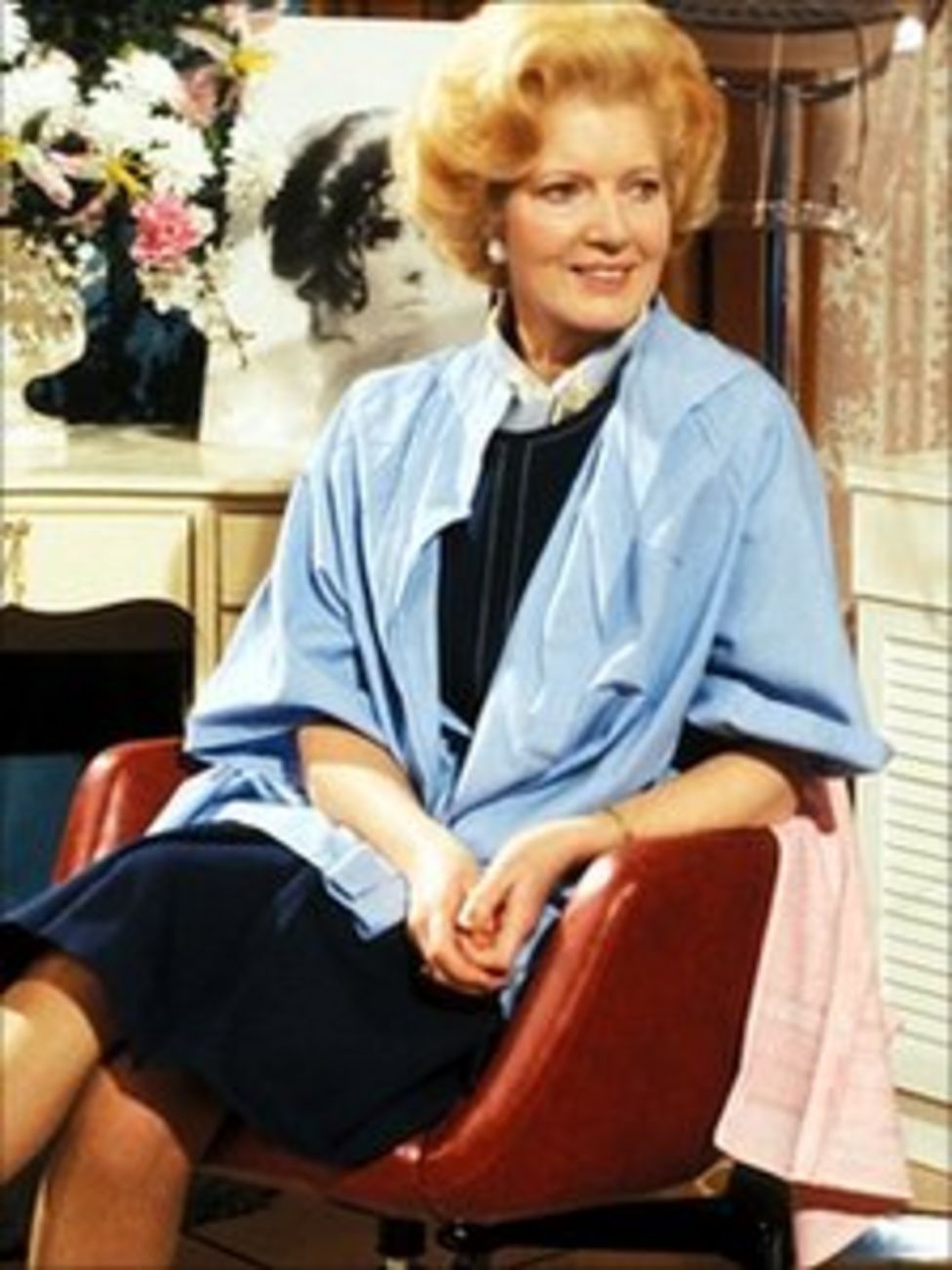 Actress Janet Brown dies aged 87 - BBC News