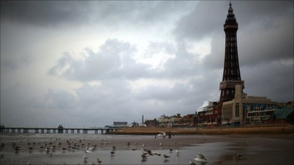 Anti-fracking protesters target Blackpool Tower - BBC News