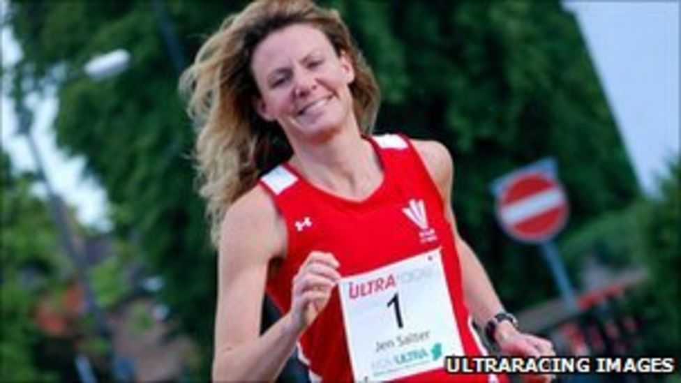 Derbyshire runner Jen Salter in world record bid - BBC News