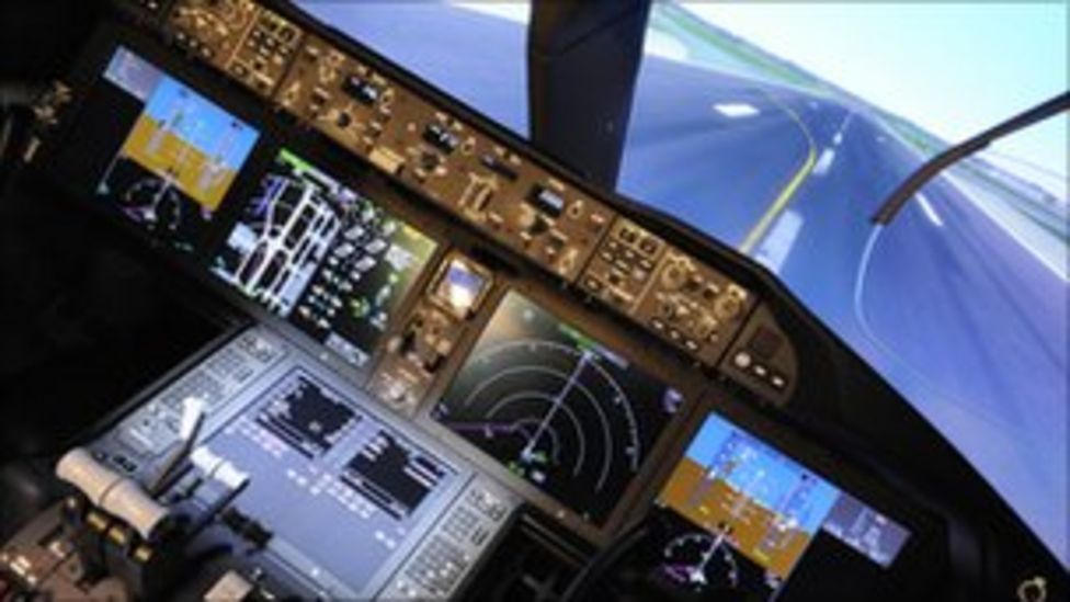 Boeing 787 Dreamliner simulator lands in Sussex - BBC News