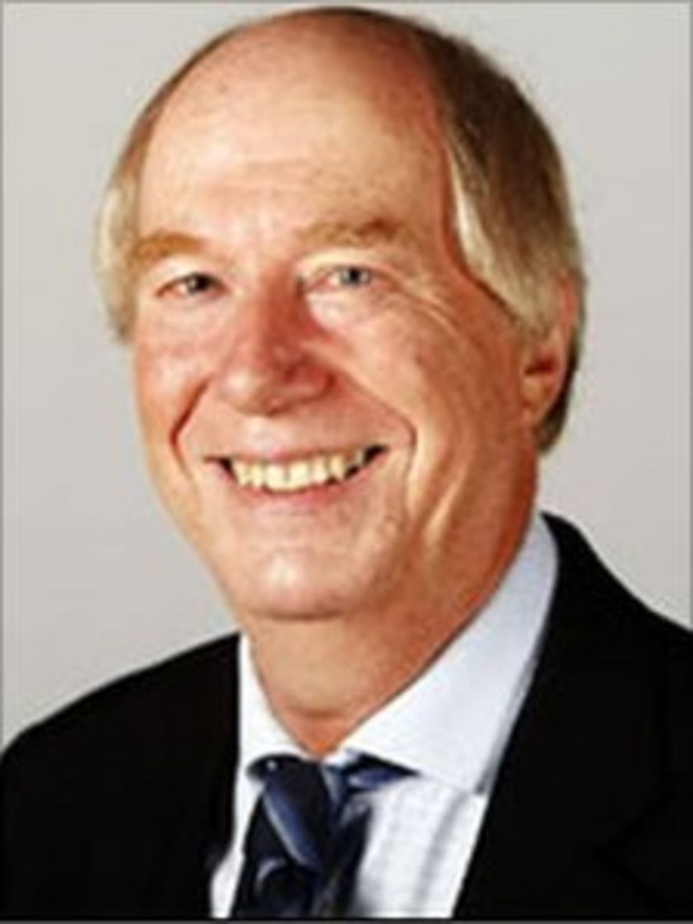 Malcolm Chisholm quits Labour's front bench team - BBC News