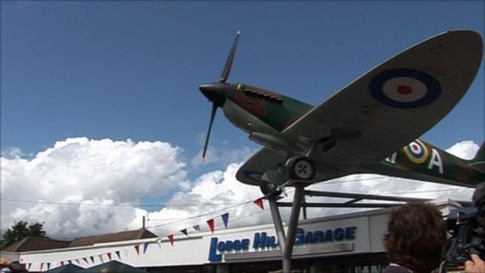 WW2 Spitfire pilot Joy Lofthouse dies aged 94 - BBC News