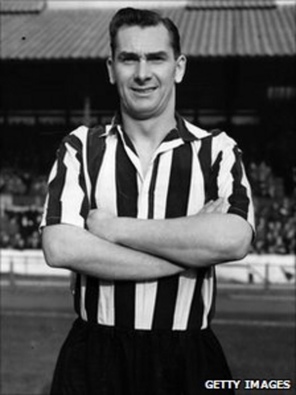 Jackie Milburn locomotive pulls into Northumberland - BBC News