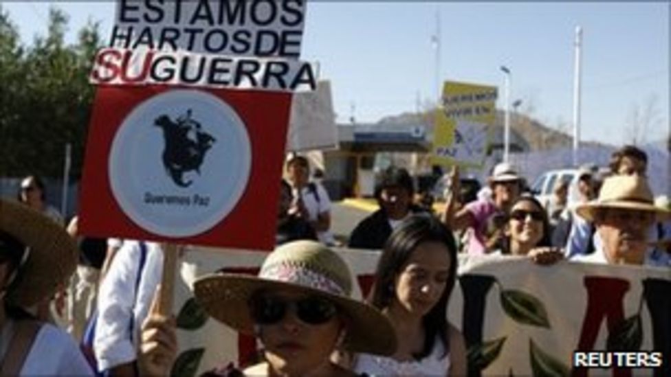 Mexico anti-drug convoy crosses border to accuse US - BBC News