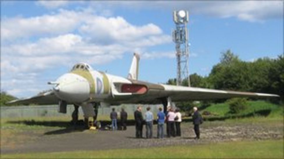 Cold War Avro Vulcan bomber comes to Sunderland airshow - BBC News
