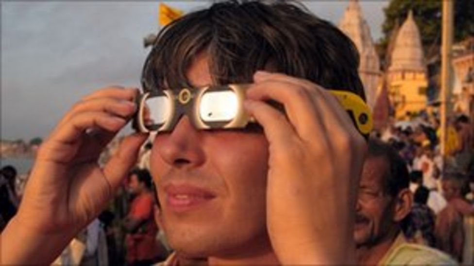 Brian Cox science lesson streamed live online - BBC News