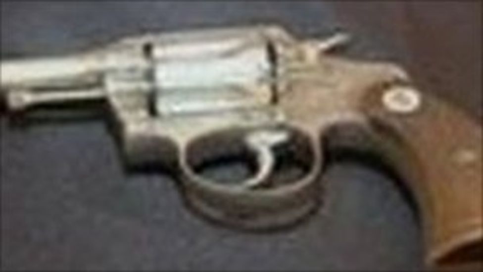 Al Capone's gun sold for £67,250 at auction - BBC News