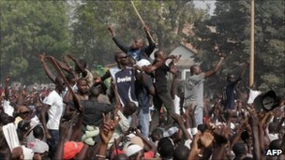 Senegal: Buildings torched in power cut riots - BBC News