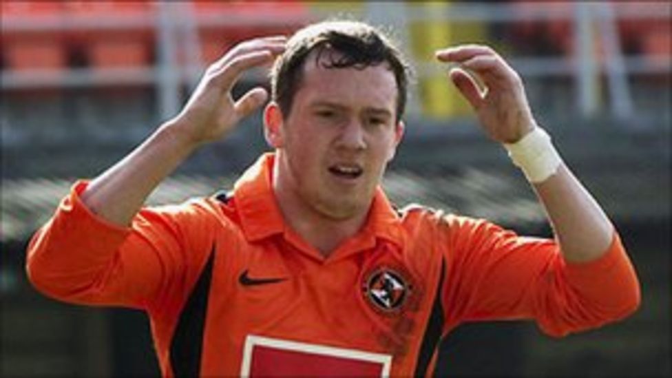 Man punched Dundee United player in head - BBC News