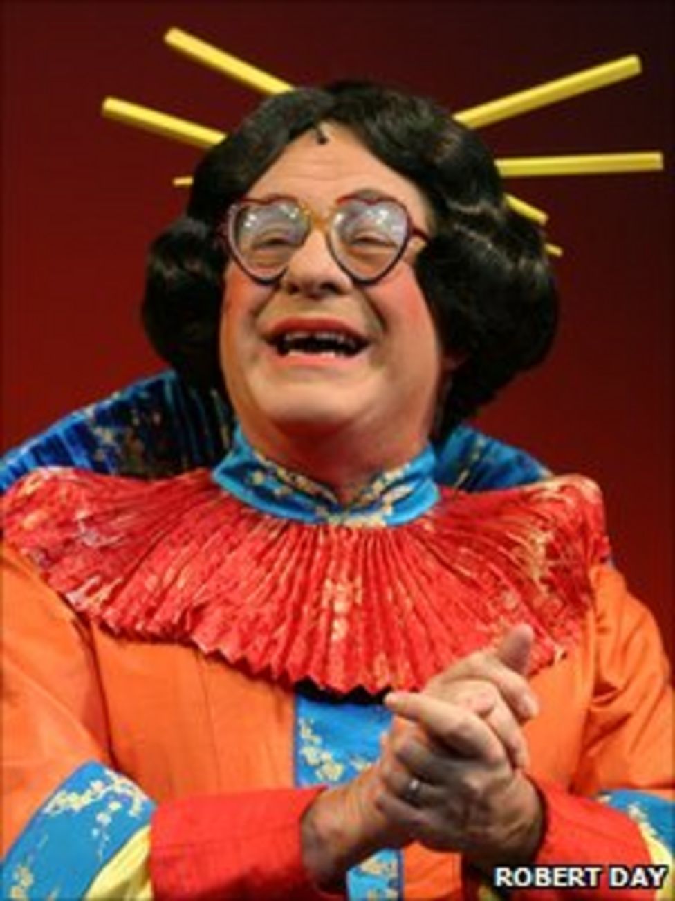 Kenneth Alan Taylor gets Nottingham honorary degree - BBC News