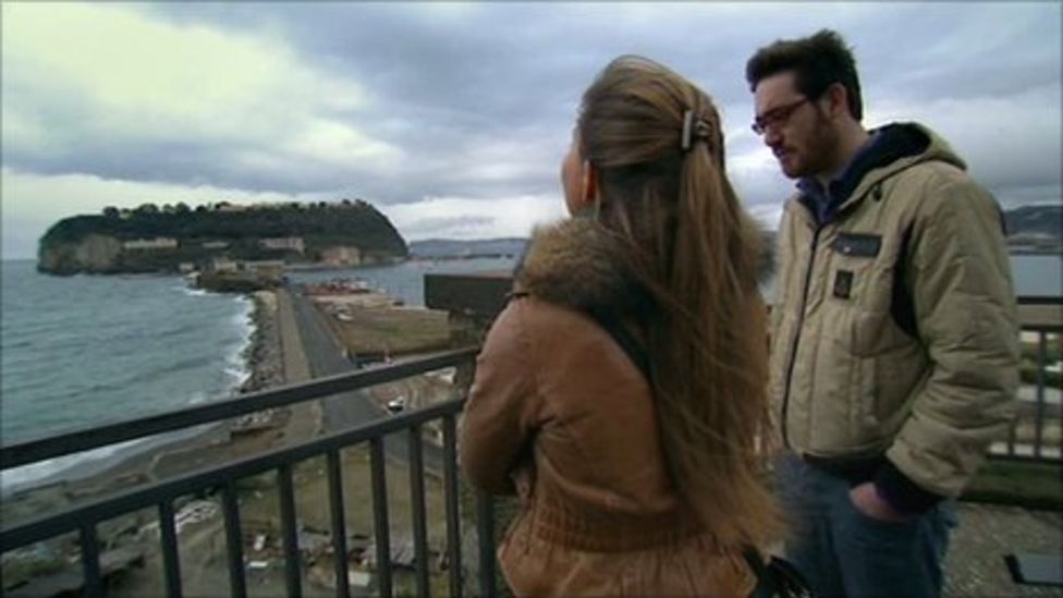 Standing up to Naples' mafia - BBC News