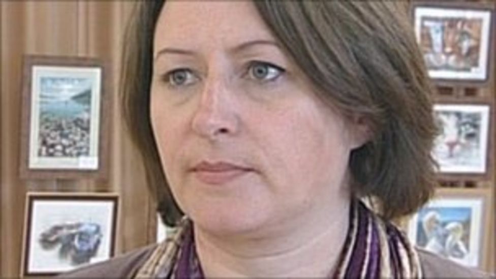 Lee Hall opera Beached goes ahead - BBC News