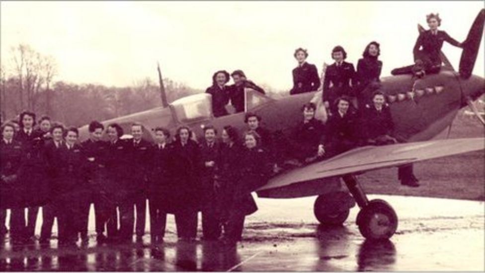WW2 Spitfire pilot Joy Lofthouse dies aged 94 - BBC News