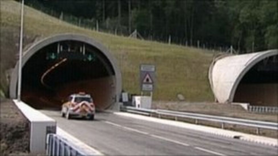 Hindhead Tunnel closure due to 'technical fault' - BBC News