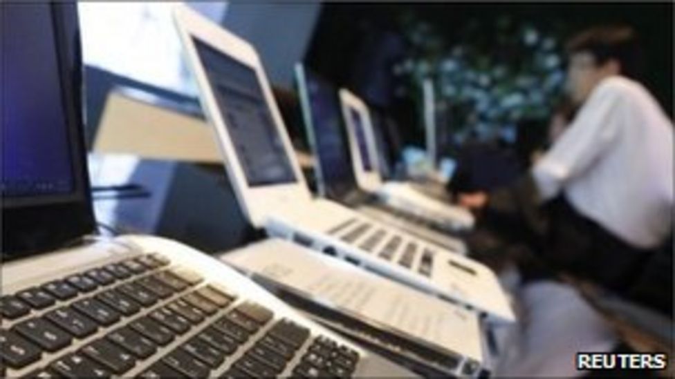 Police arrest 'hackers' in US, UK, Netherlands - BBC News