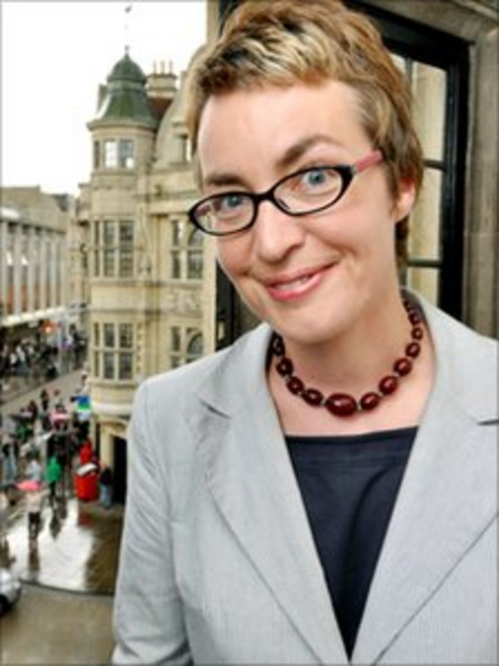 Kate Clanchy becomes Oxford's first city poet - BBC News