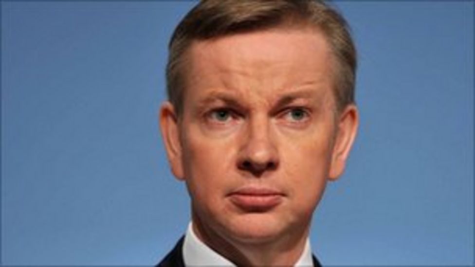 Paul Carter advises schools not to apply for academy status - BBC News