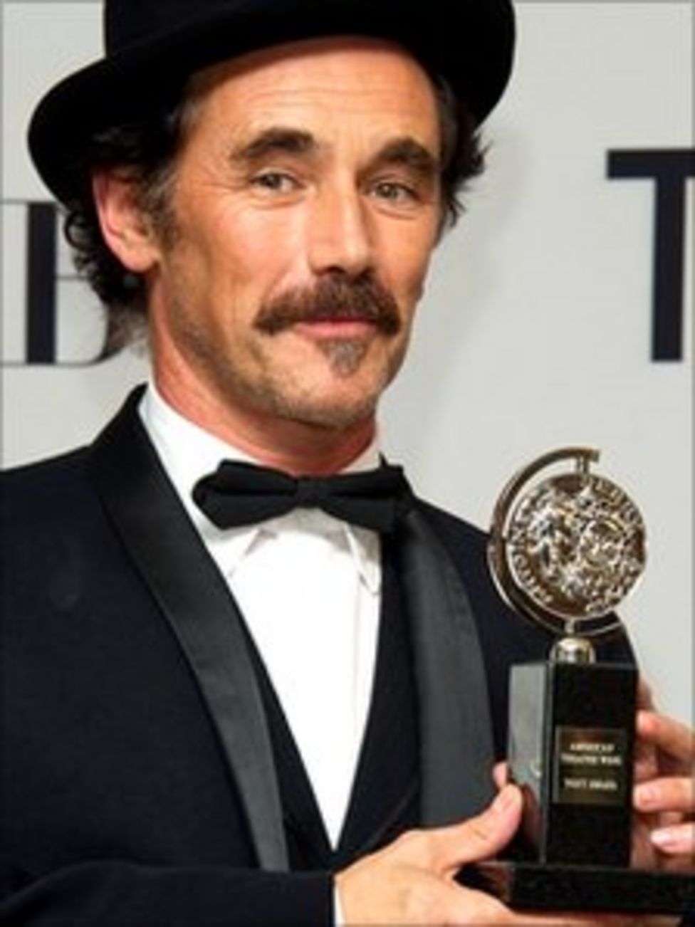 Mark Rylance gives his Tony Award to a Wiltshire man - BBC News