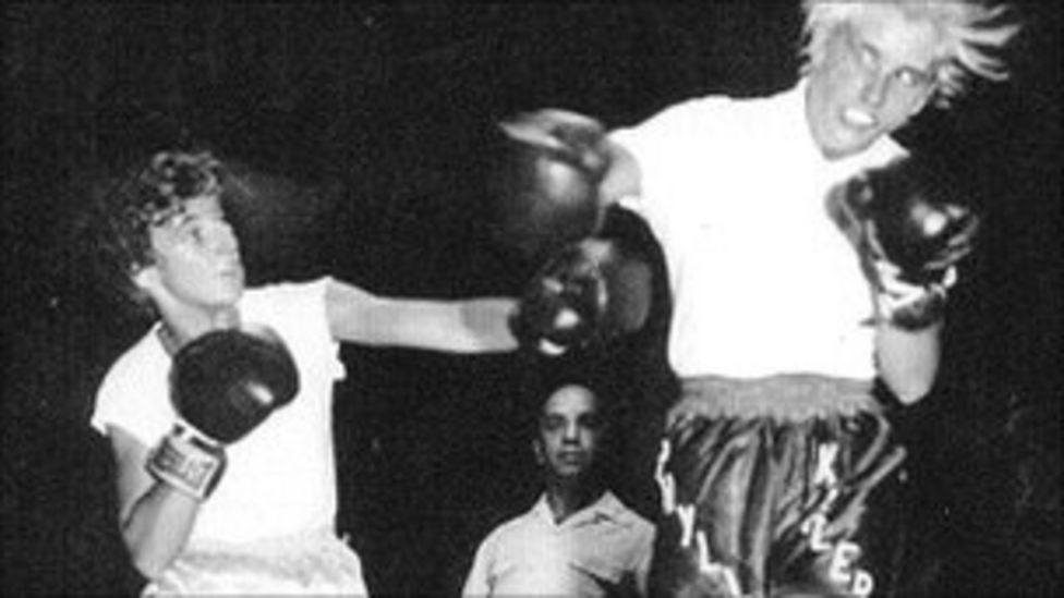 Hull women boxers inspire exhibition ahead of Olympics - BBC News