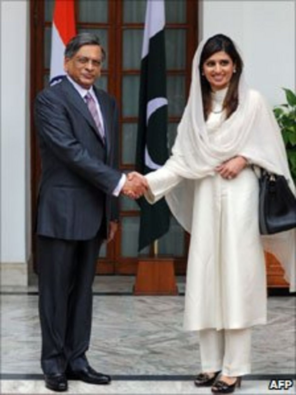 India and Pakistan relations 'on right track' - BBC News