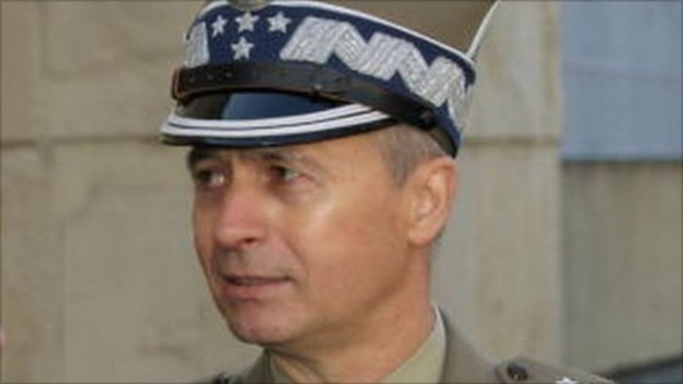 Poland remembers Smolensk air crash amid controversy - BBC News