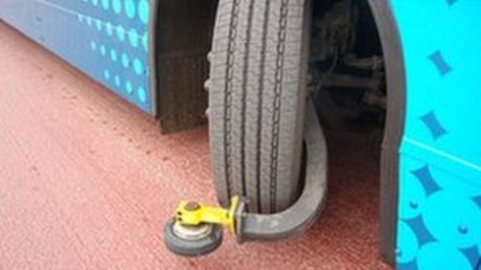 Cambridgeshire guided busway opens to passengers - BBC News