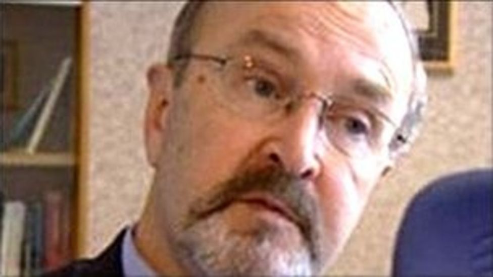 Sinn Fein MLA Gerry Kelly tells Al Hutchinson to resign - BBC News