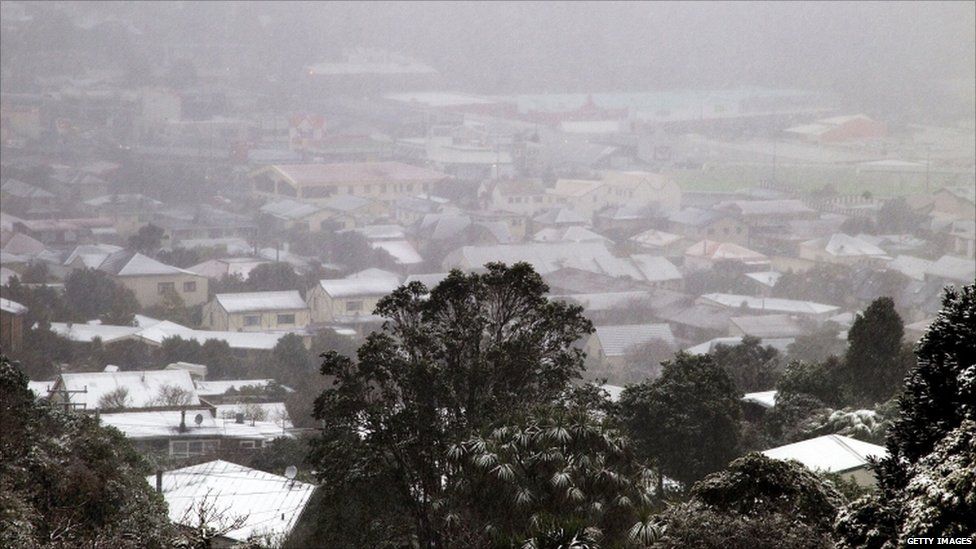 Pictures: Heaviest snow for 50 years in New Zealand - BBC Newsround