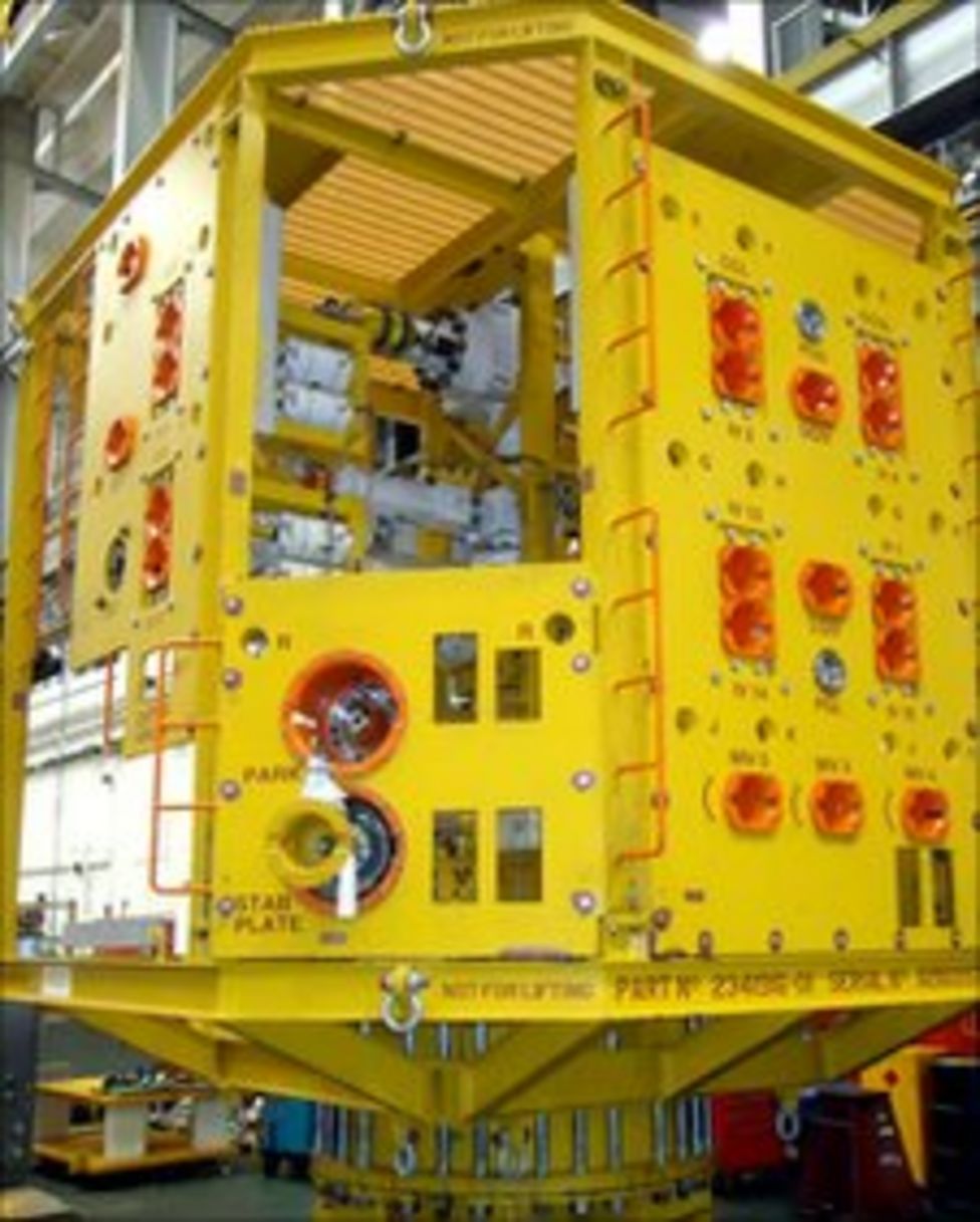 New oil well-capping device unveiled at Offshore Europe - BBC News