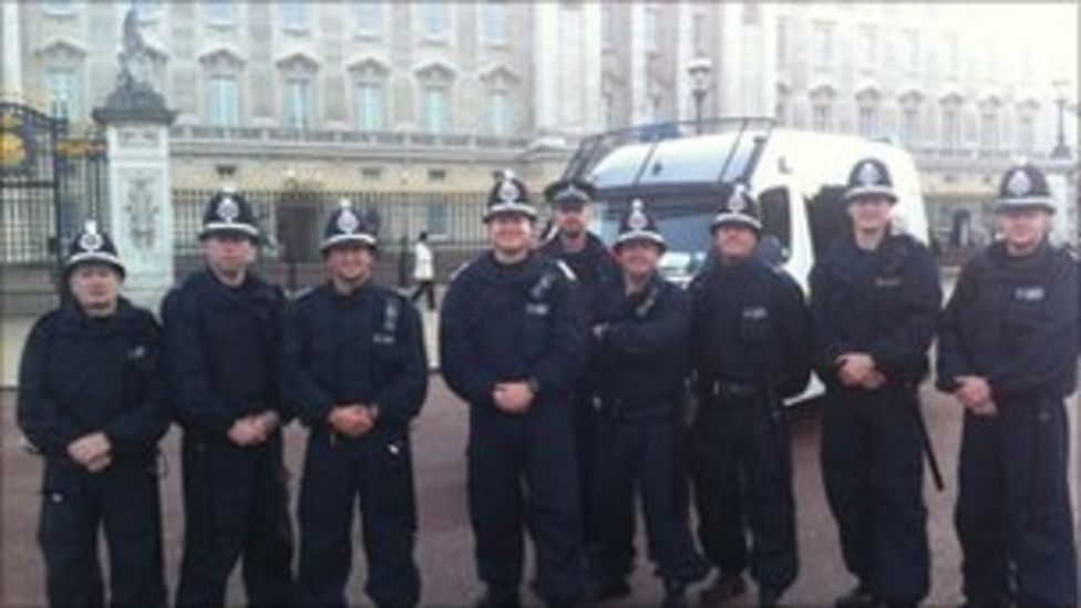 Welsh riot police still on duty on London streets - BBC News
