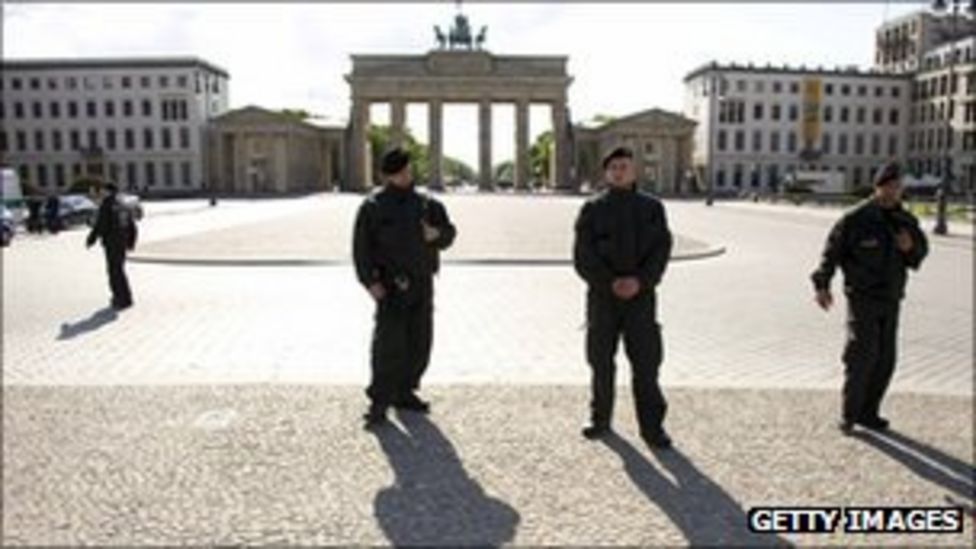 German police arrest pair in Berlin over 'bomb plot' - BBC News