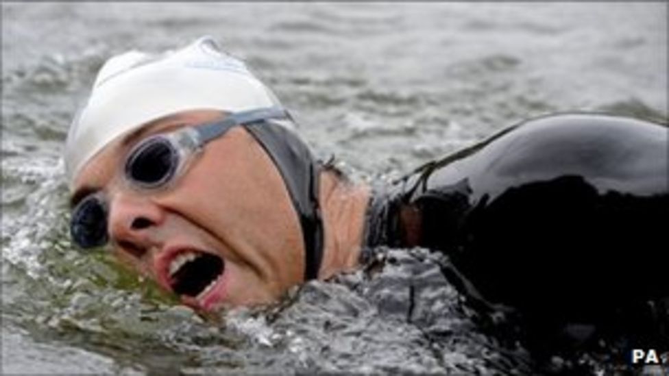David Walliams River Thames swim continues - BBC News