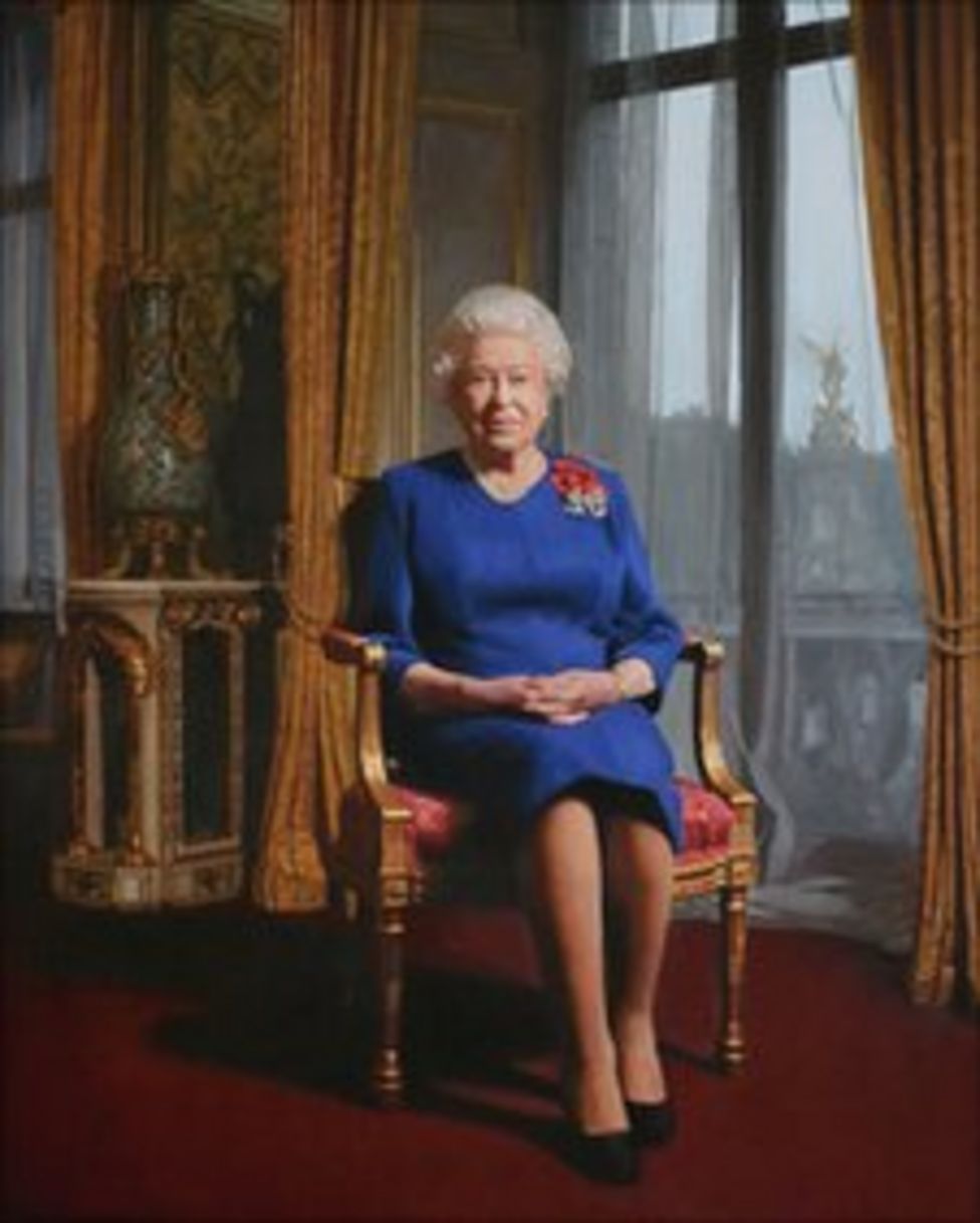 New portrait of The Queen unveiled by British Legion - BBC News